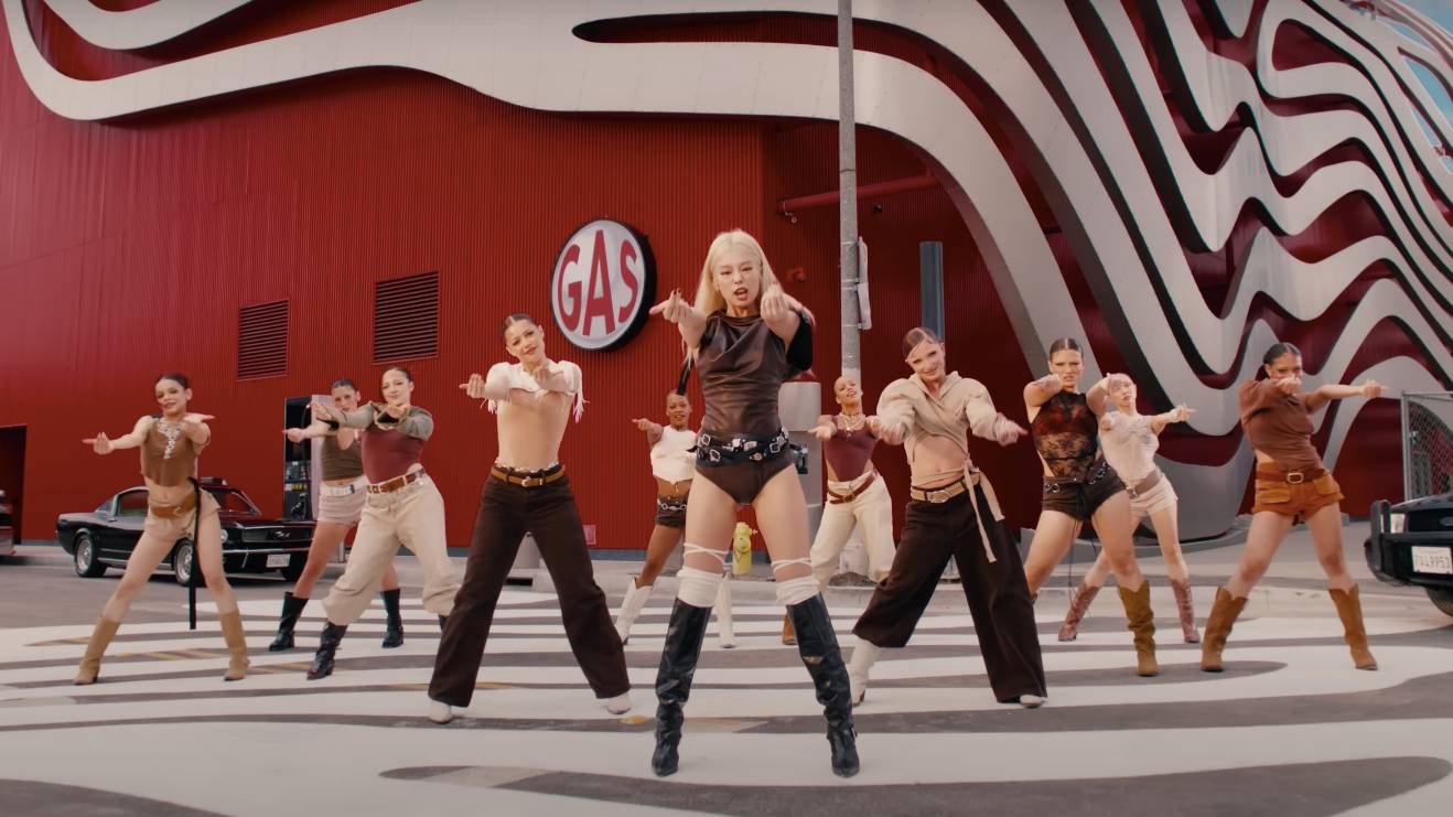 Intip Fakta Menarik Style Jennie di MV ‘Mantra’ | Clozette Indonesia